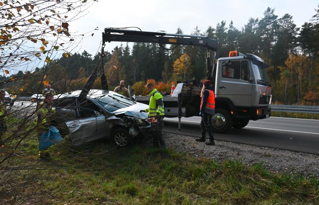 Unfall auf der A93 bei Schwandorf – Auto landet auf Dach
