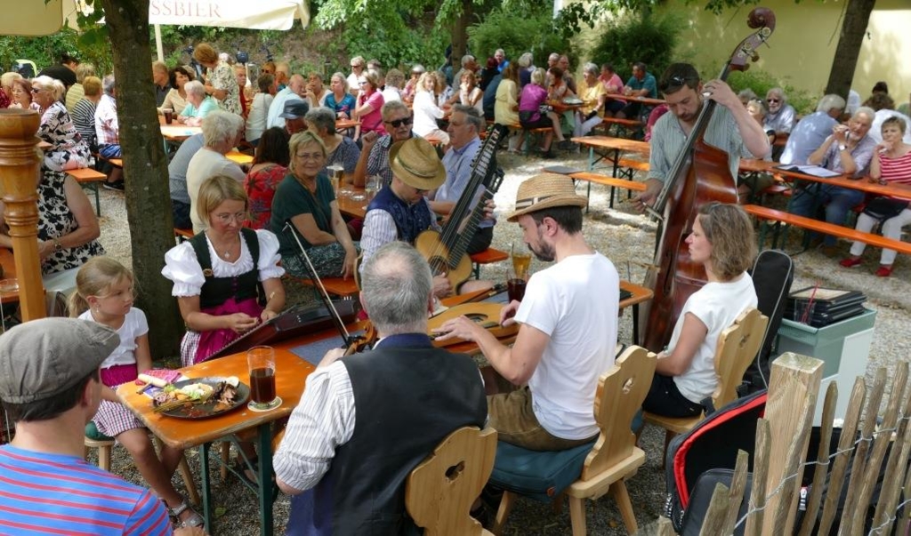 Stadt Rötz ehrt die Musiker der Siegergruppe Woideck Musi