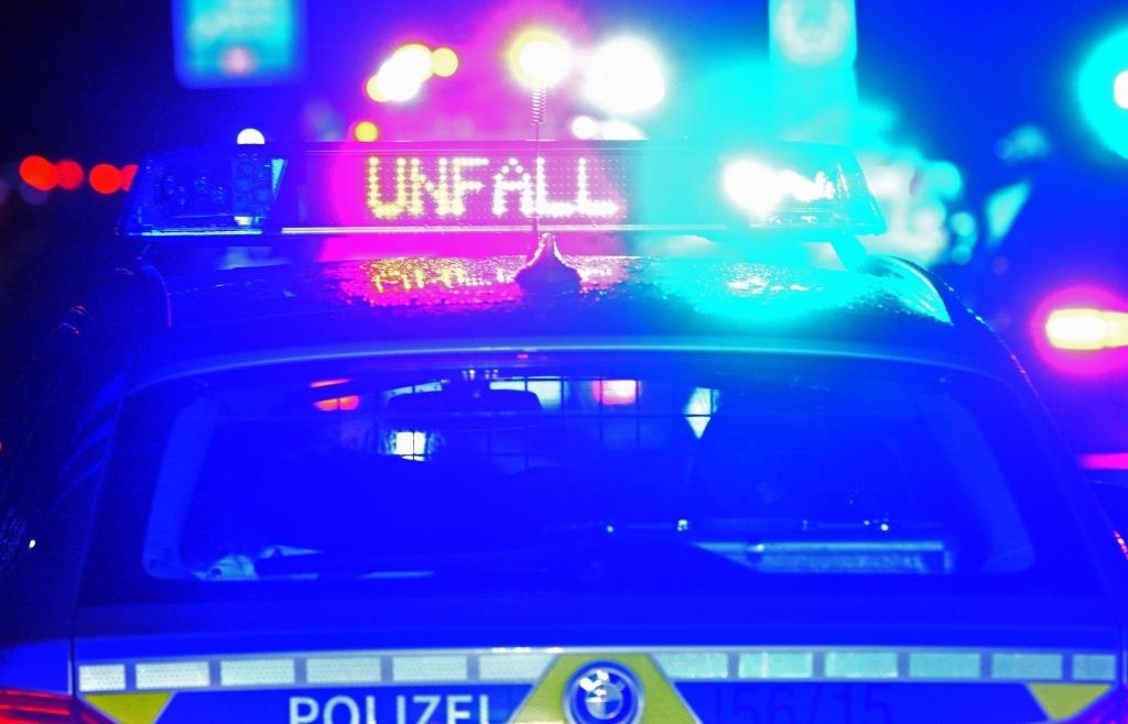 Nach BMW-Unfall mit verletzter Frau auf A93: Polizei sucht Zeugen