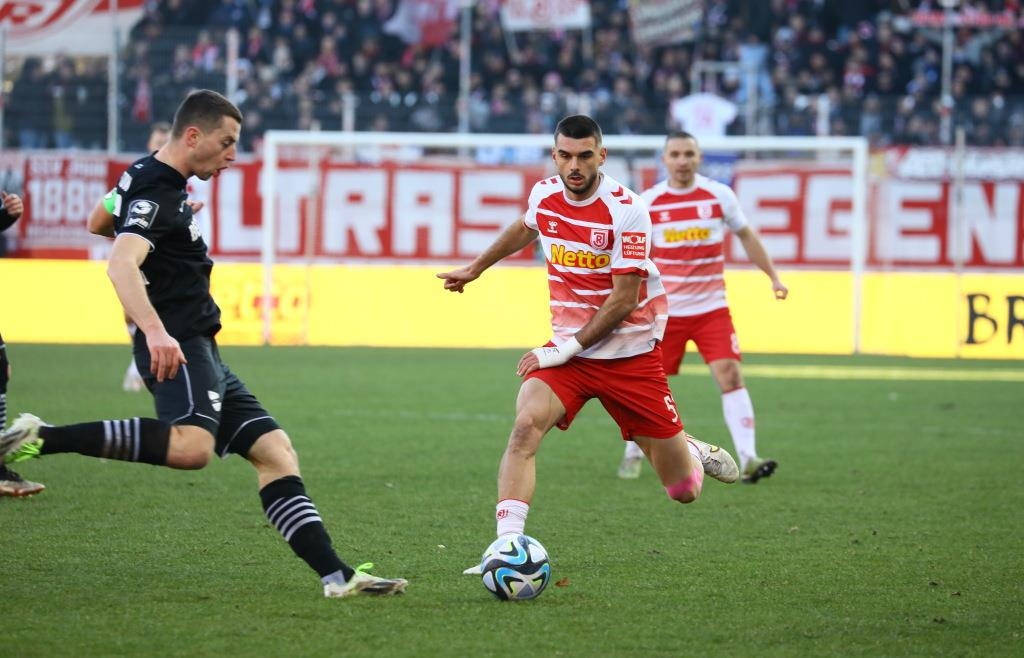 SSV Jahn spielt „nur“ 1:1 gegen Verl – Fans sorgen für Spielunterbrechung