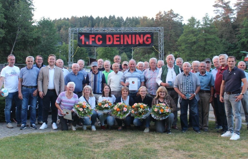 1. FC Deining feiert seinen 70. Geburtstag und ehrt rund 50 ...