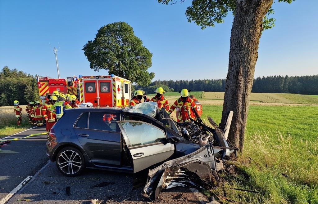 Autofahrer (75) fährt bei Altenstadt an der Waldnaab gegen Baum und stirbt