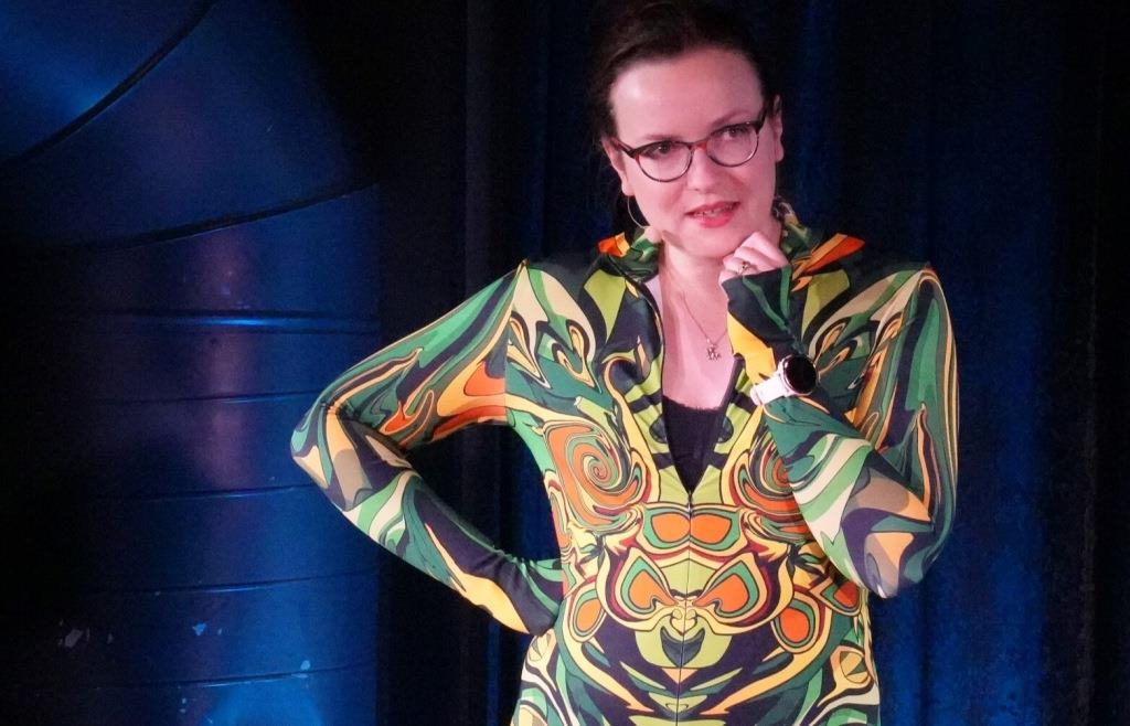 Helene Bockhorst: Distanz und Nähe im grellen Outfit