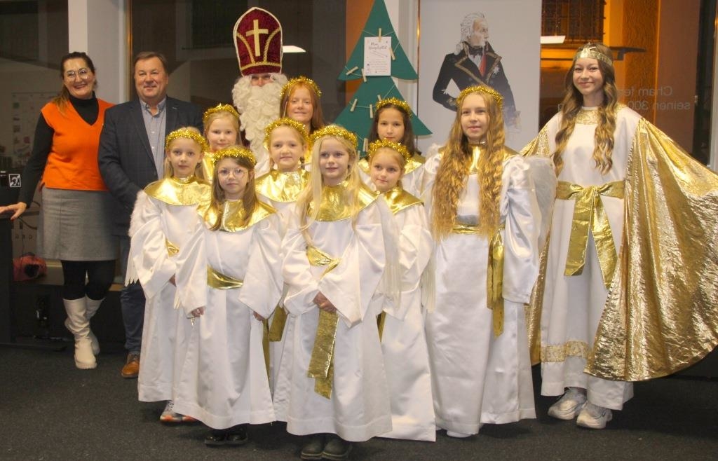 Das Chamer Christkind heißt Lena Schedlbauer – Weihnachtsmarkt startet ...