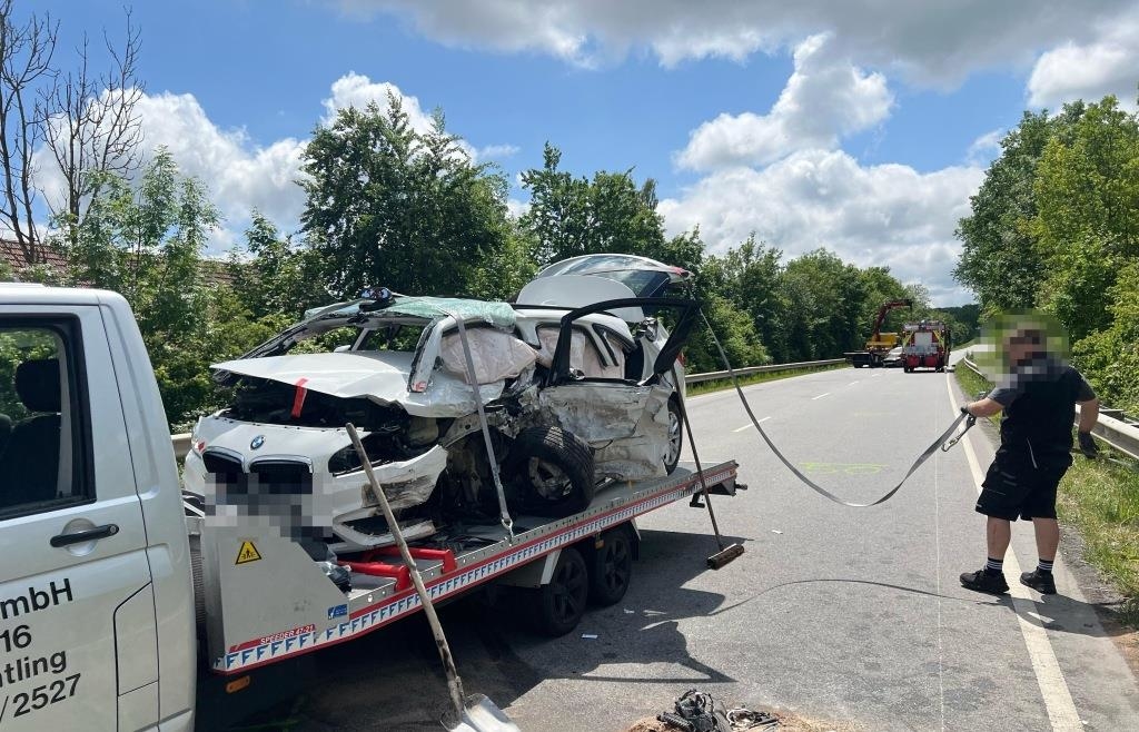 Zwei Schwerverletzte bei Frontal-Unfall auf ehemaliger B15 bei Alteglofsheim