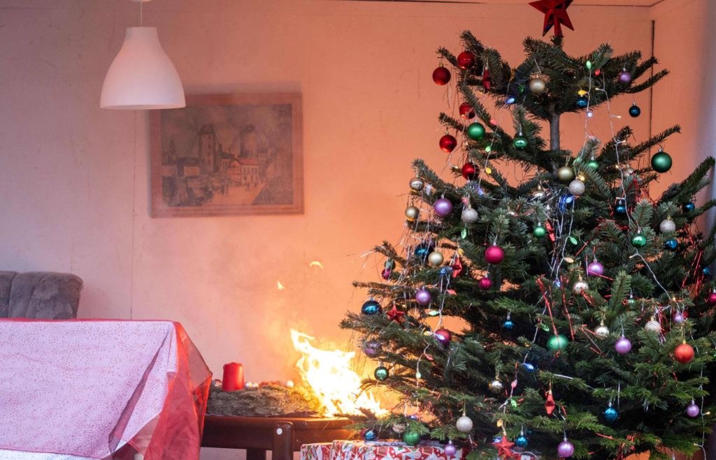 Christbaum in Regenstauf brennt: Zwei Senioren ins Krankenhaus gebracht