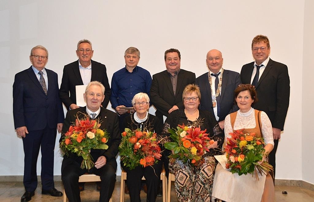 Der Markt Nittendorf verleiht sieben Menschen die Bürgermedaille der ...