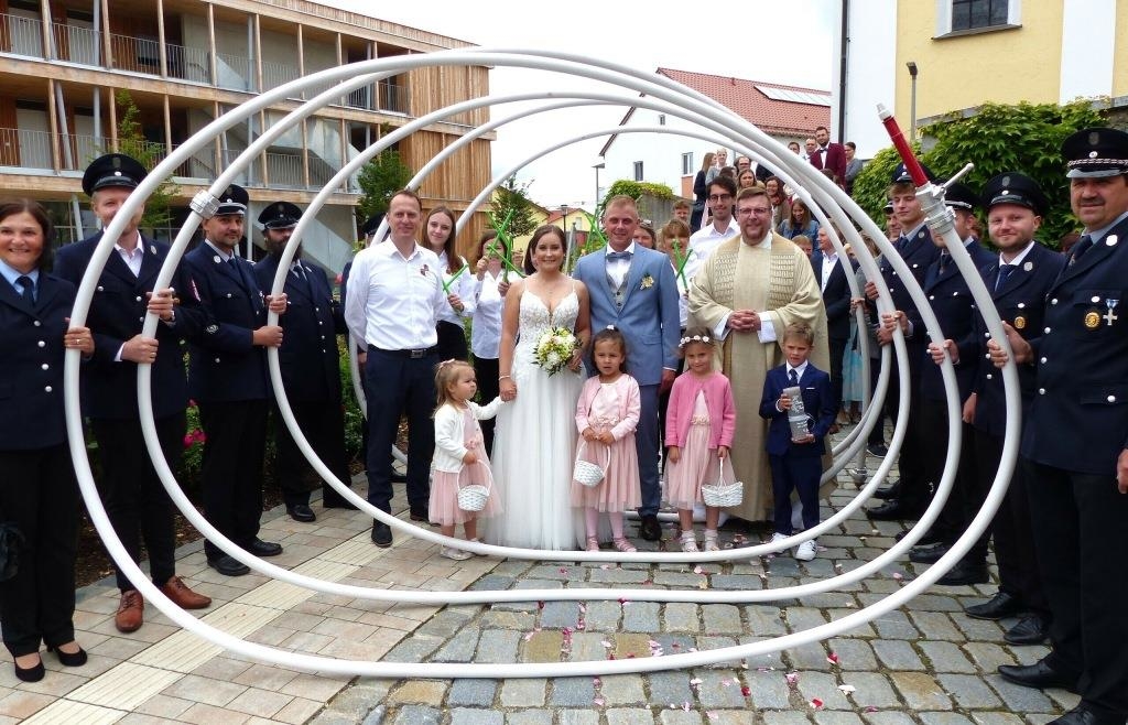 Hochzeit in Schorndorf: Großes Vereins-Spalier erwartete Christina und ...