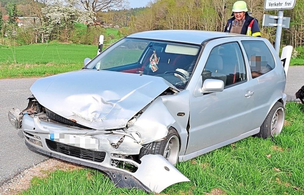 Audi-Fahrerin (18) missachtet Vorfahrt – Unfall bei Zell fordert zwei Leichtverletzte