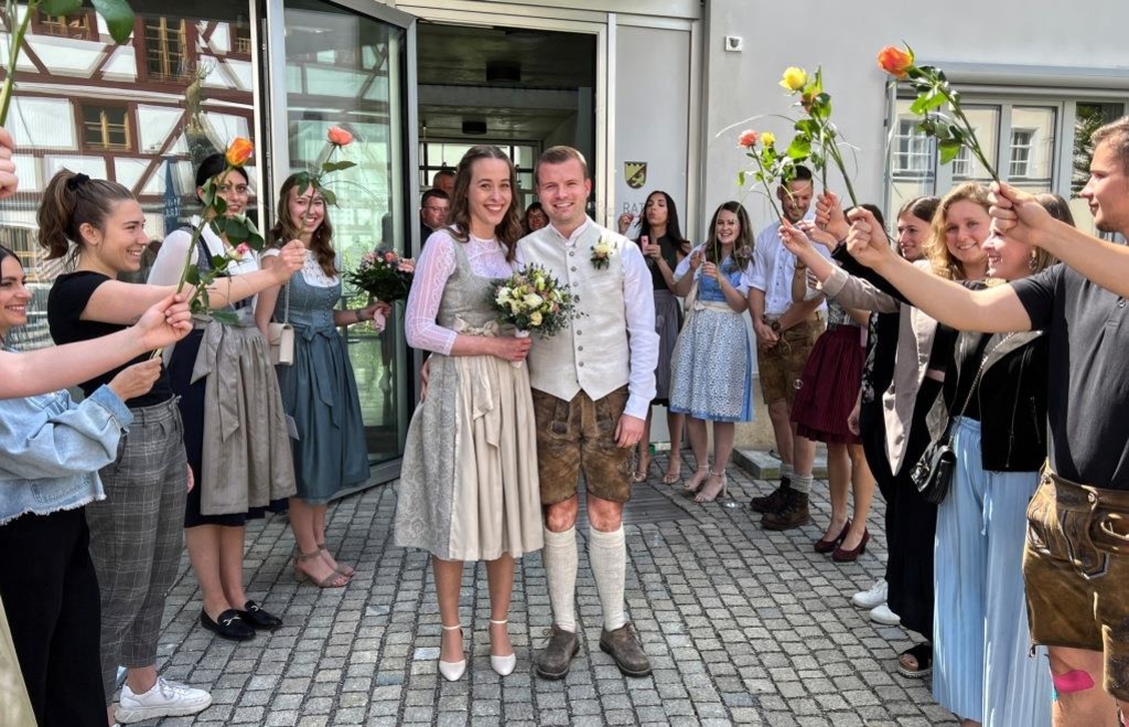 Katrin und Dominik schritten nach der Heirat durch ein Spalier aus Rosen