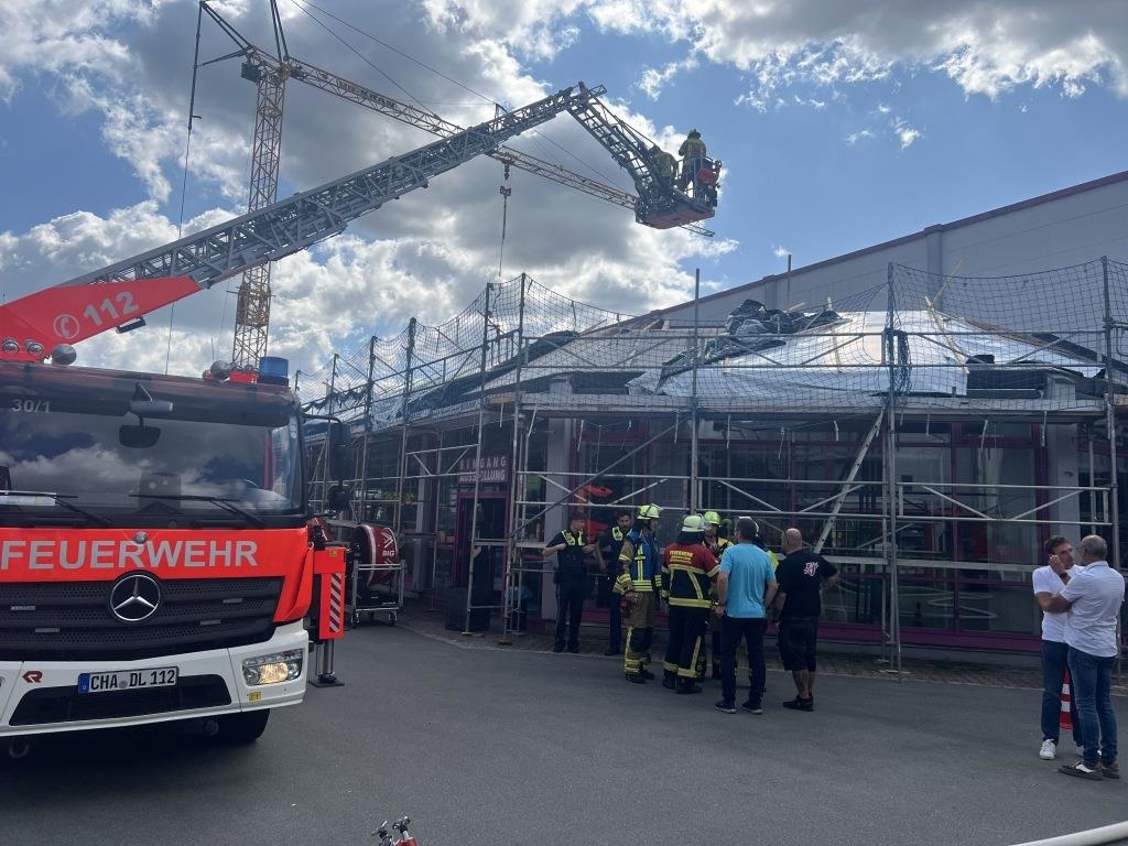 Brand im Dachstuhl: Großeinsatz der Feuerwehren im Gebhardt Holz ...
