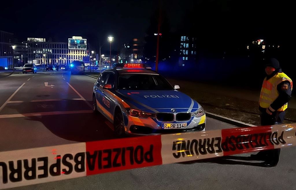 Schüsse in Regensburg: Raser rammt Polizei und lässt demolierten BMW stehen