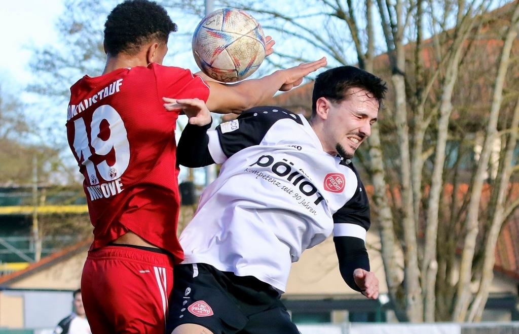 Verletzte hüben wie drüben: Holpriger Platz fordert in Donaustauf ...