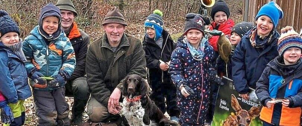 Jäger begleiten Kindergartenkindern bei Waldtag an der Waffenschleife