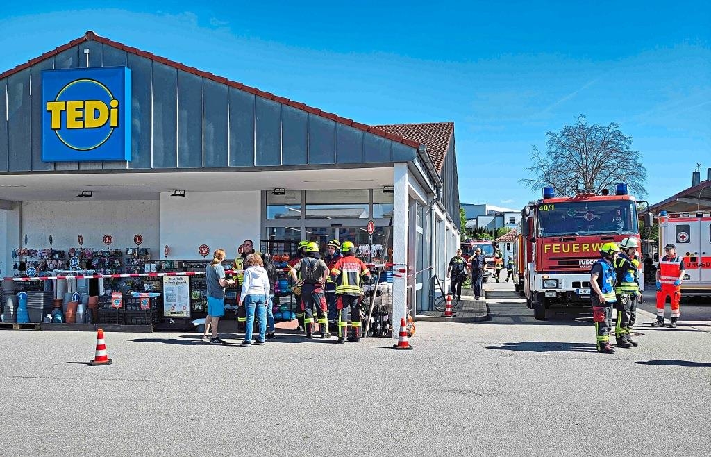 Großeinsatz im Landkreis Cham: Dach der Rodinger Tedi-Filiale teilweise eingestürzt