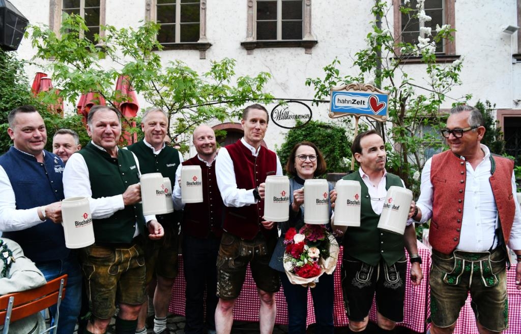 Erstes Probefass angezapft: So schmeckt das Bier der Maidult 2025
