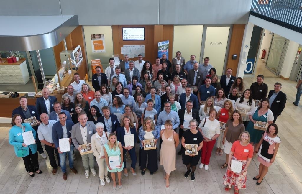 Landrätin Tanja Schweiger zeichnet 48 Unternehmen für familien- und ...