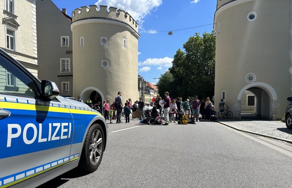 Blockade hat begonnen: Letzte Generation macht Straße in Regensburg für ...
