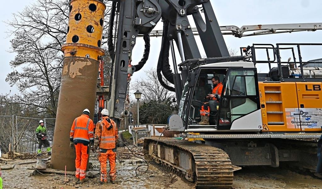 Bohrpfähle werden im Schwandorfer Boden verankert – Arbeiten für die ...