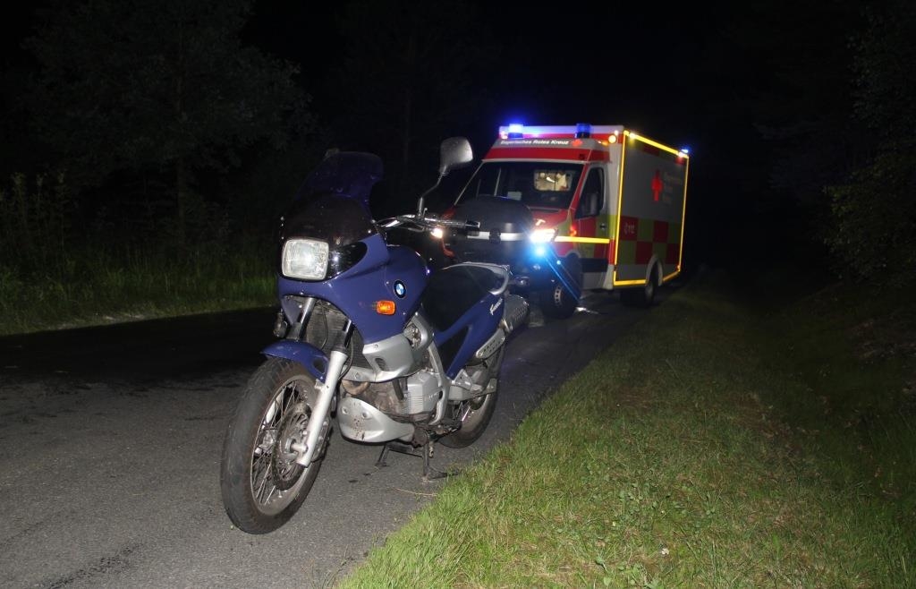 Motorradfahrer (63) stürzt nach Wildunfall bei Roding und wird schwer verletzt