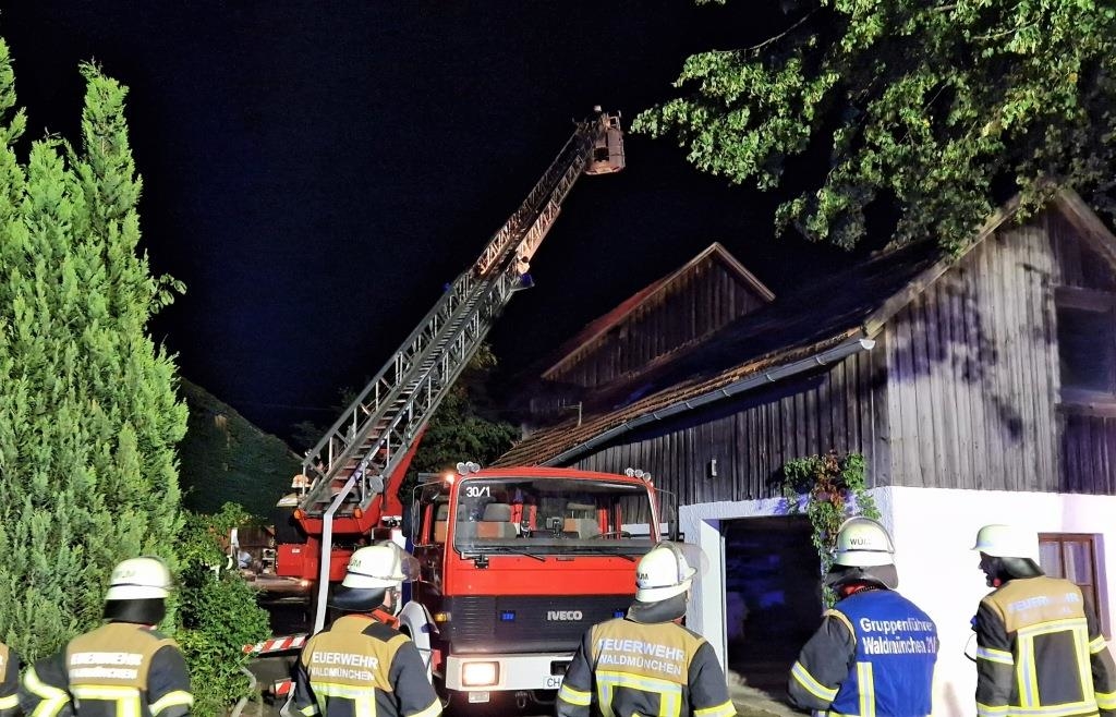 Brand einer Scheune in Schönthal: Großaufgebot der Einsatzkräfte verhinderte Schlimmeres