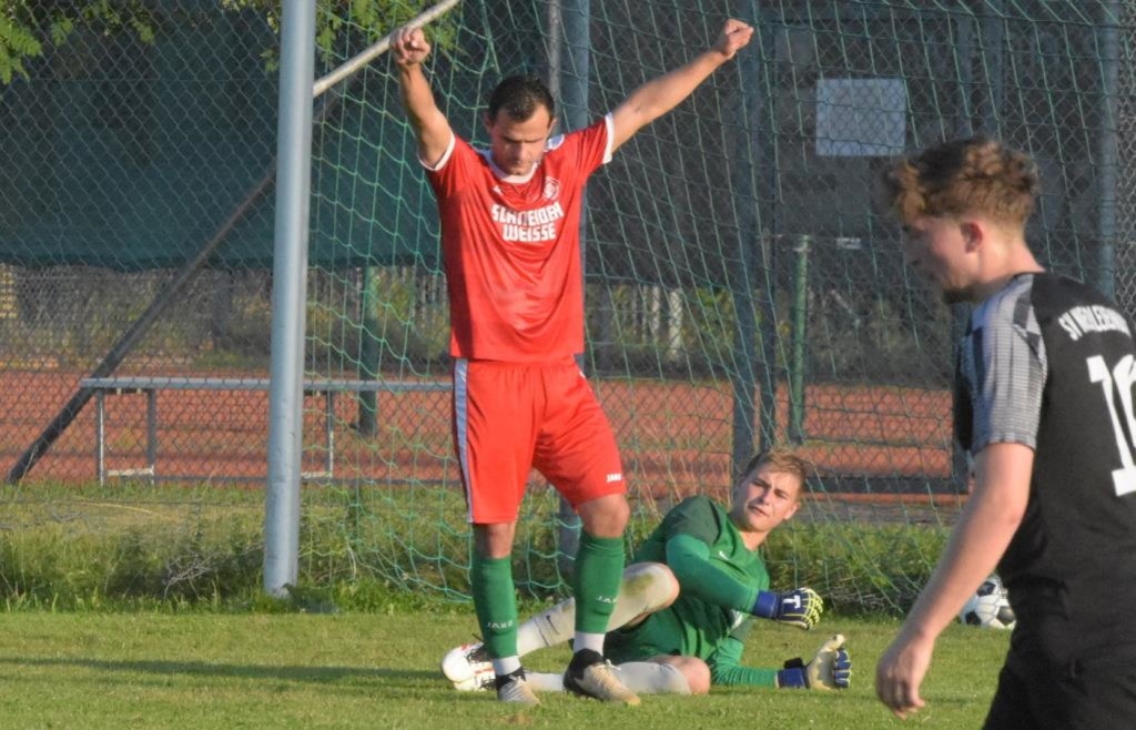 Edin Radoncic schießt den ATSV Kelheim II mit einem Hattrick zum ersten ...