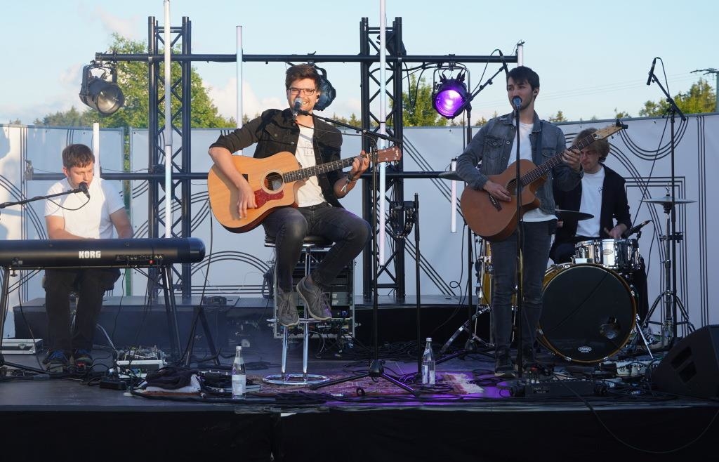 Rund 600 Besucher genießen die Musik beim Festival „be-open“ in Parsberg