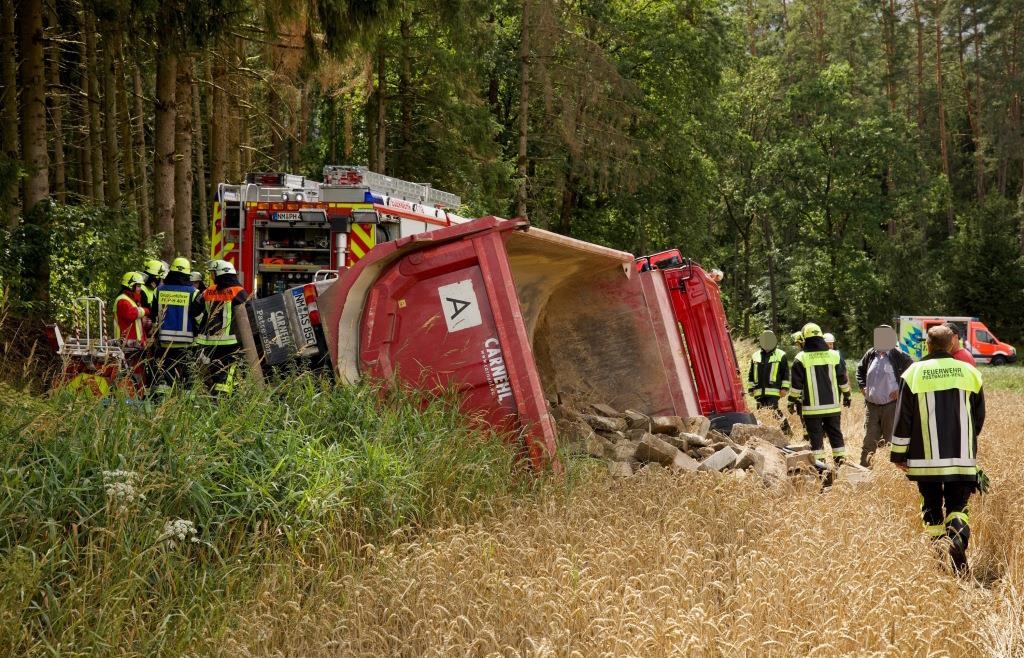 Unfall bei Postbauer-Heng: Lkw rutscht in den Graben – Fahrer verletzt