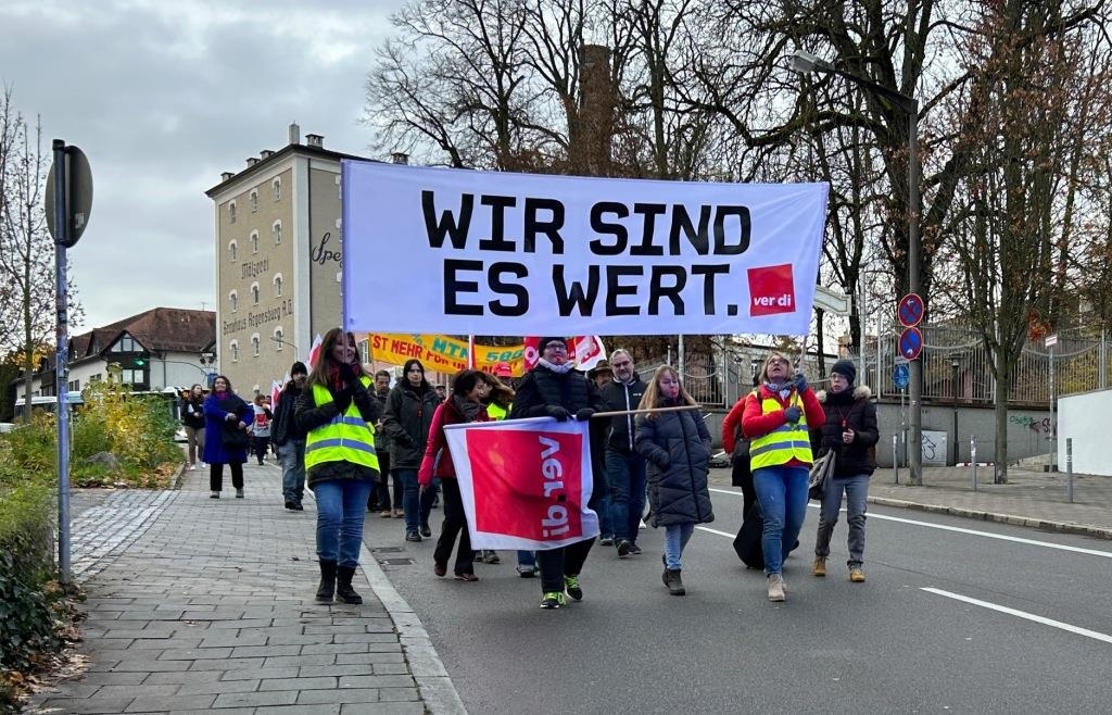 Regensburg: Hochschul-Mitarbeiter streiken für mehr Geld – und legen ...