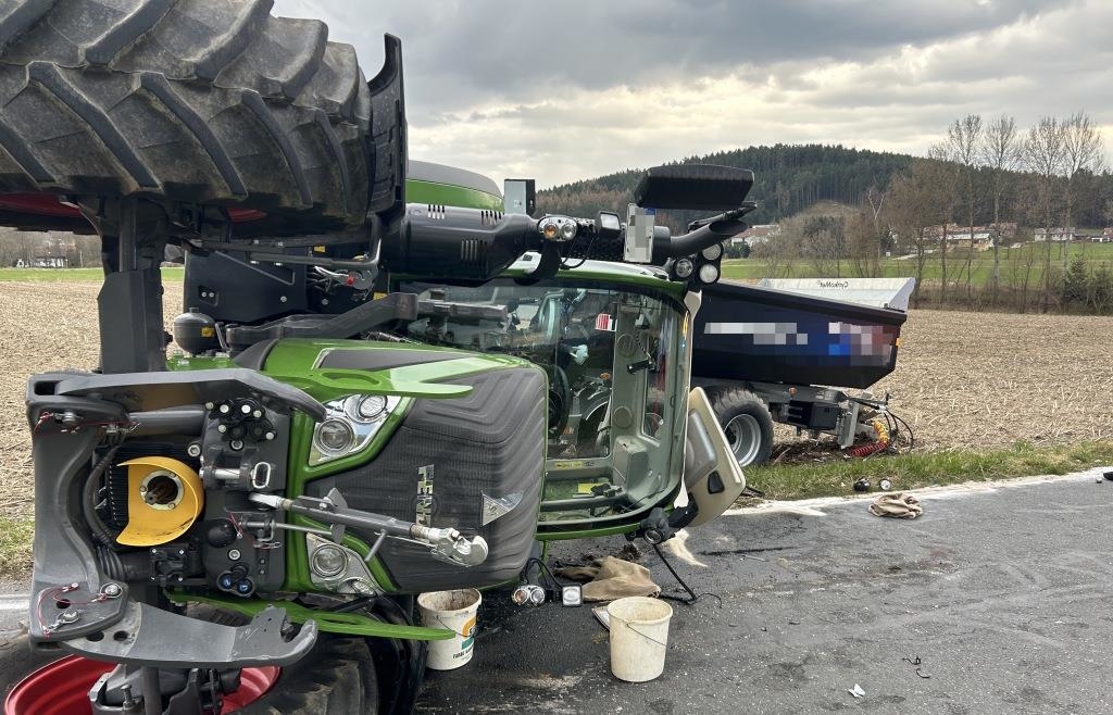Nach schwerem Unfall mit Fahrschul-Traktor bei Cham: Polizei sucht Zeugen