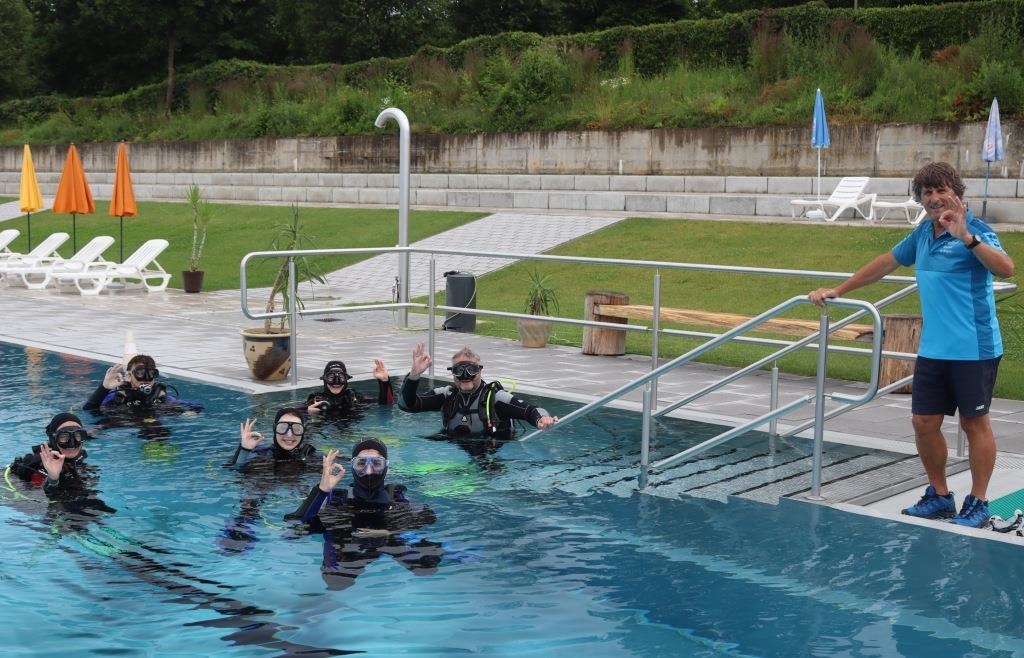 Tauchschule übt im Freibad: In Rieden bereiteten sich die Teilnehmer ...