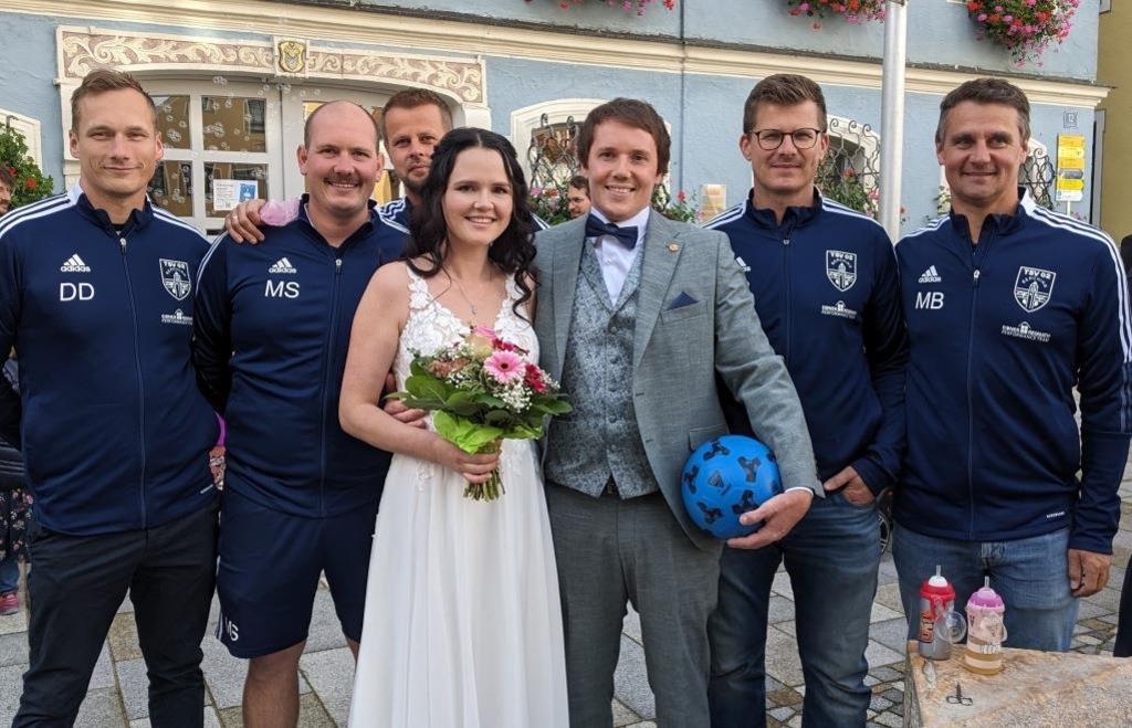 AH-Fußballer des TSV Berching standen nach der Trauung Spalier