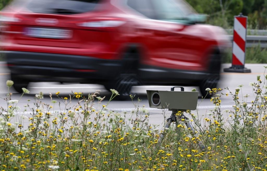Verwunderlich Zu Schnell Auf Der Autobahn Fotos