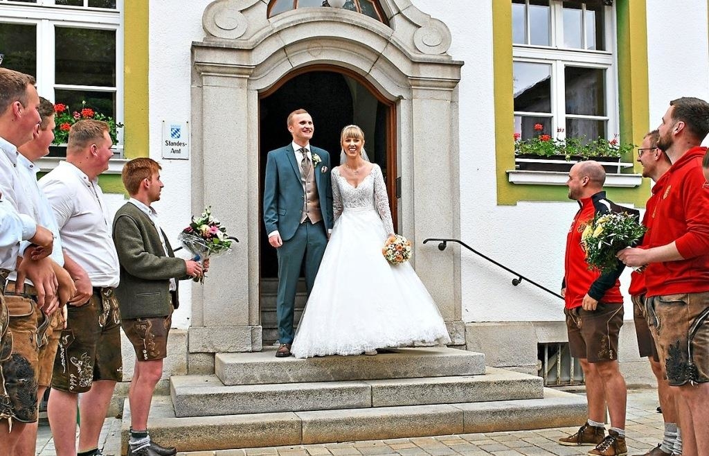 Karl-Josef Weber und Regina Gröller wurden vor dem Standesamt von einem Spalier empfangen