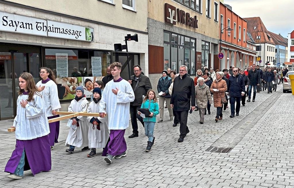 Katholiken zogen durch die Straßen der Schwandorfer Innenstadt
