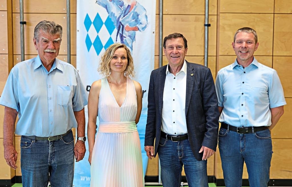 Besondere Premiere für den Schulsport: Karate-Vergleichskampf in Schwandorf