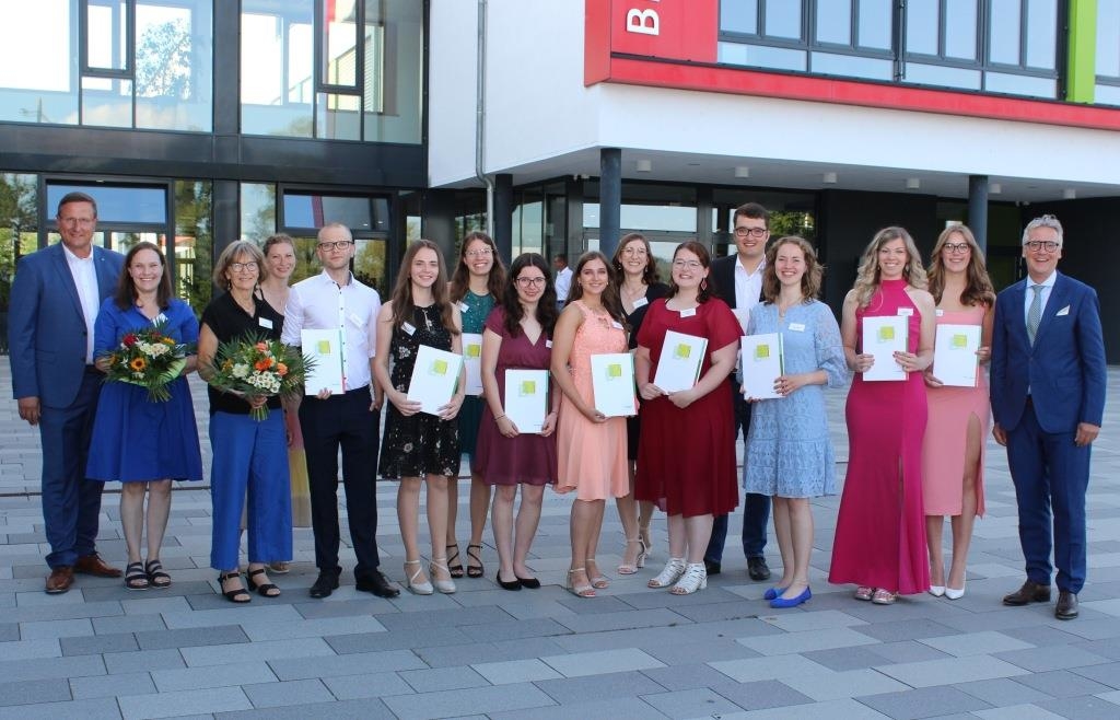 9. Jahrgang der „Berufsschule Plus“ feierte: Premium-Abschluss für elf Absolventen