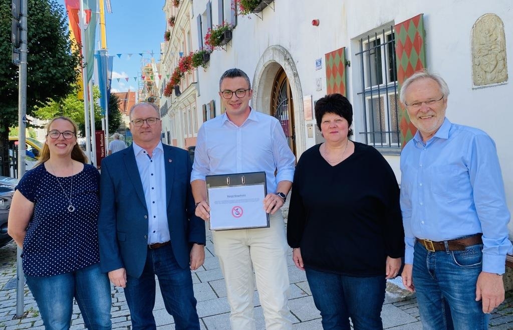 Bürgerbegehren: Kelheims Freie Wähler geben 2000 Unterschriften im Rathaus ab