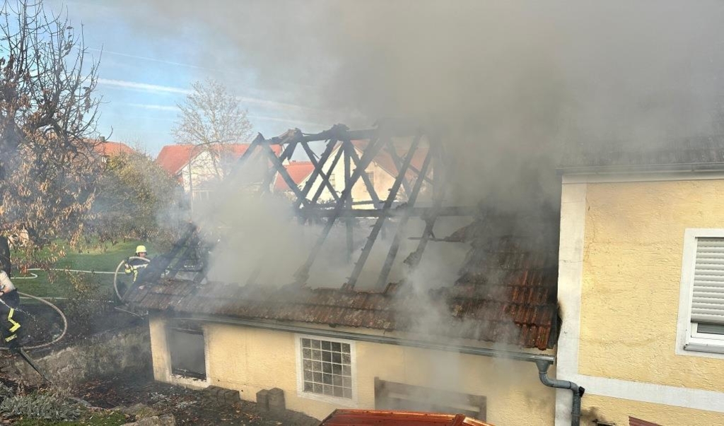 Dachstuhl in Vollbrand: Garage in Walderbach wird ein Raub der Flammen