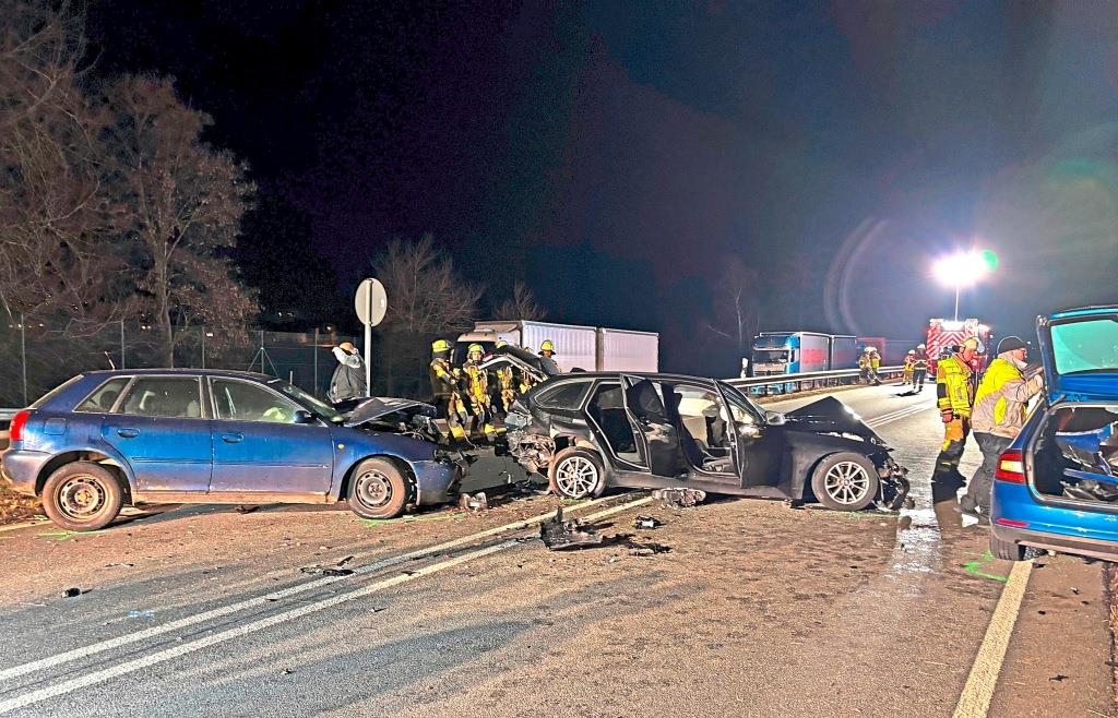 Frontalkollision: Unfall auf der B20 bei Cham fordert drei Verletzte