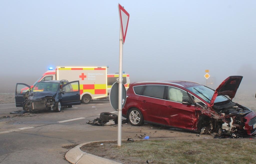 Beim Abbiegen in den Gegenverkehr: drei Verletzte bei Unfall auf der B85 bei Neuenschwand