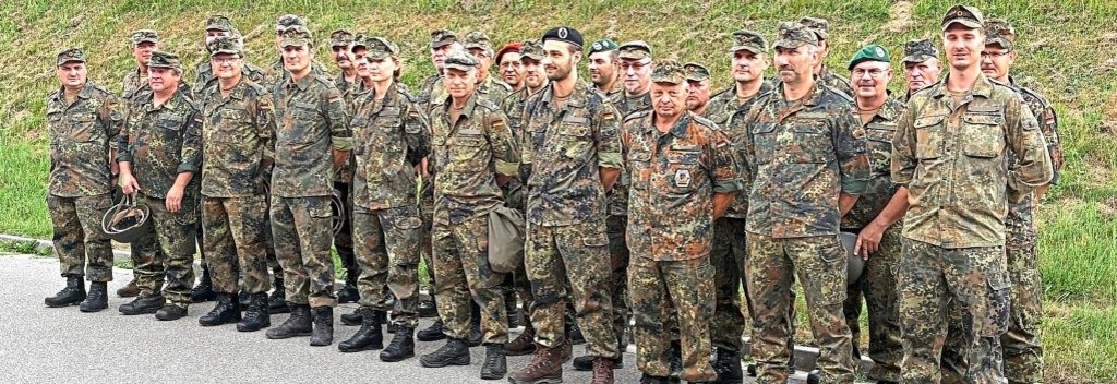 Reservisten üben mit Standardwaffen der Bundeswehr