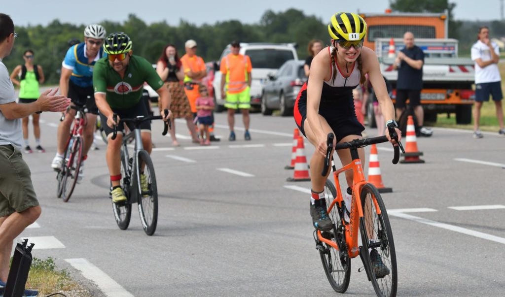 Andreas Westermeier gewinnt den zweiten Neustädter Triathlon, Franziska ...