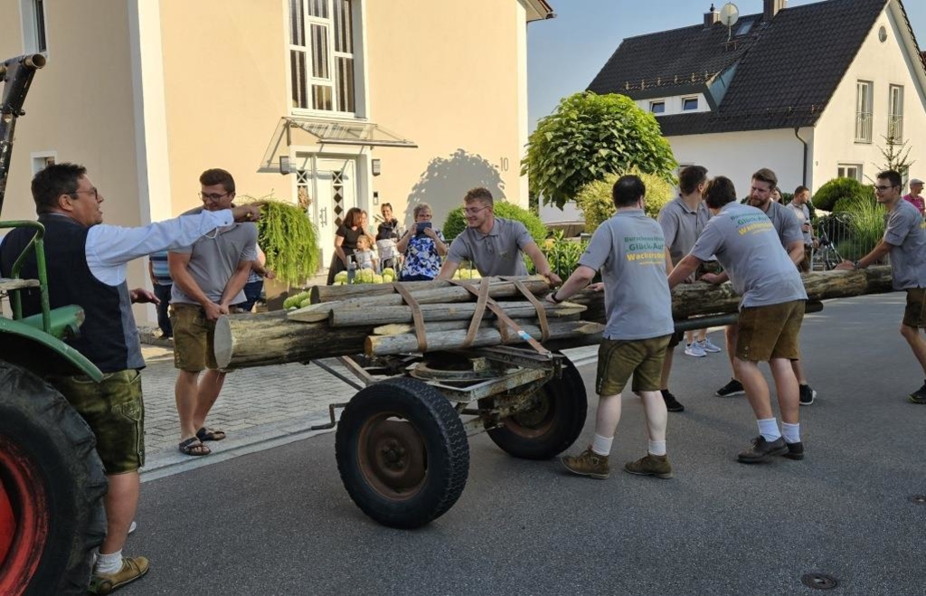 Wackersdorfer Burschen lieferten den Kirwabaum an den Bürgermeister