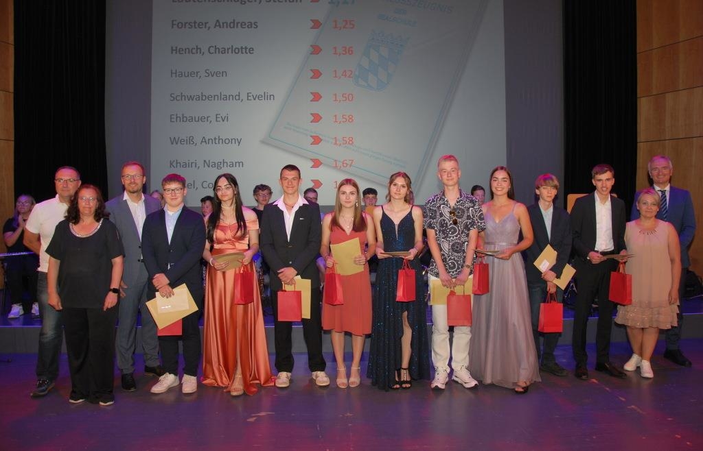 Neun Mal eine Eins vor dem Komma: Schönwerth-Realschule feierte ihre Absolventen