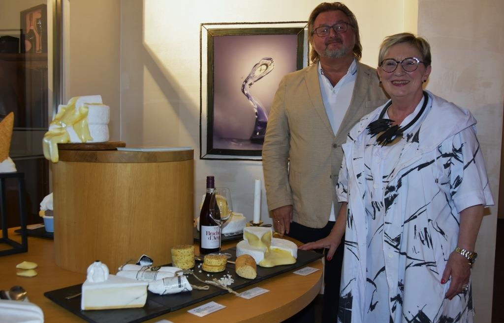 Neue Ausstellung Kunst und Champagner: Künstler stellten Werke im Hotel ...