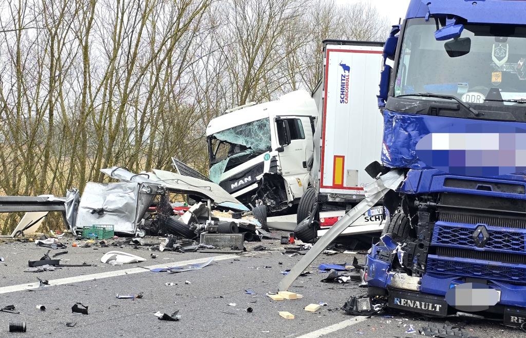 Trümmerfeld auf der A93 bei Teublitz: Unfall fordert zwei Tote und mehrere Verletzte