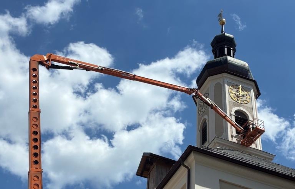 Ein Kran mit Ausleger am Turm der Stadtpfarrkirche Furth im Wald