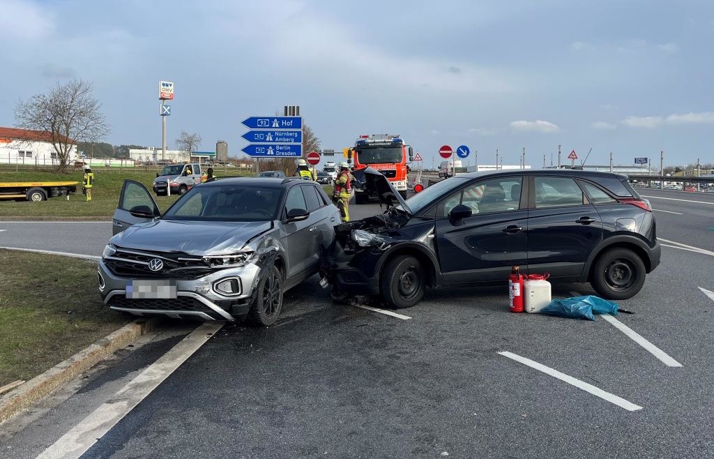 Zwei Verletzte nach Unfall: Rettungskräfte waren auf der B85 bei Wackersdorf gefordert
