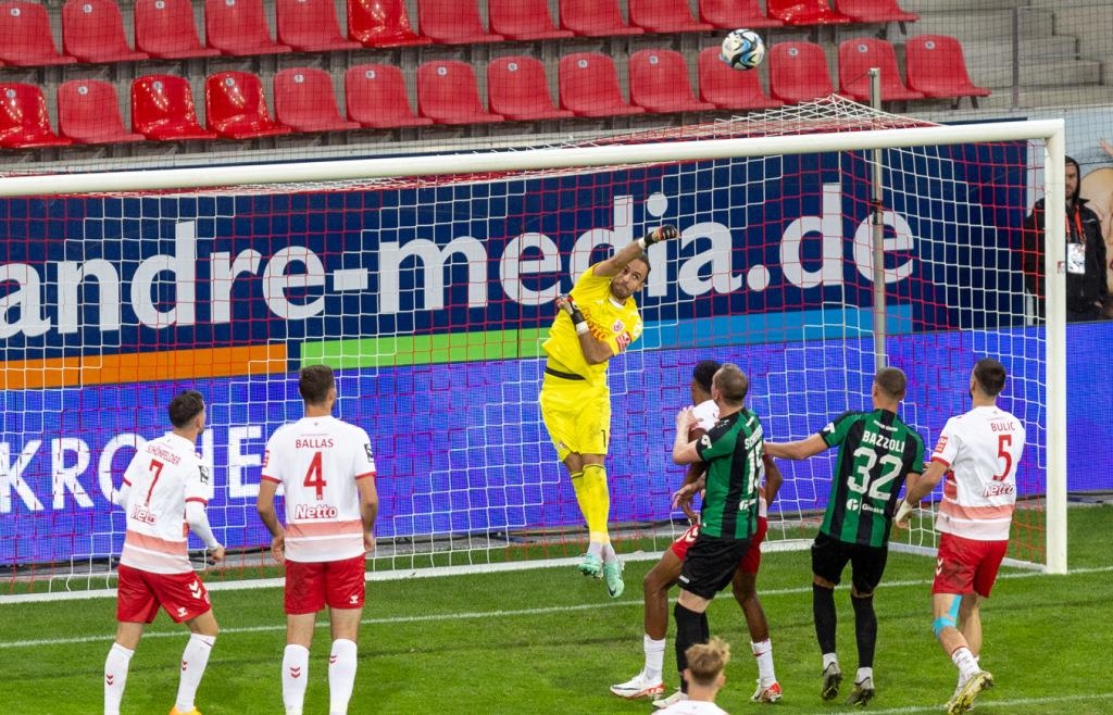 Felix Gebhardt ist im Anflug: SSV-Jahn-Keeper arbeitet an seinem Comeback
